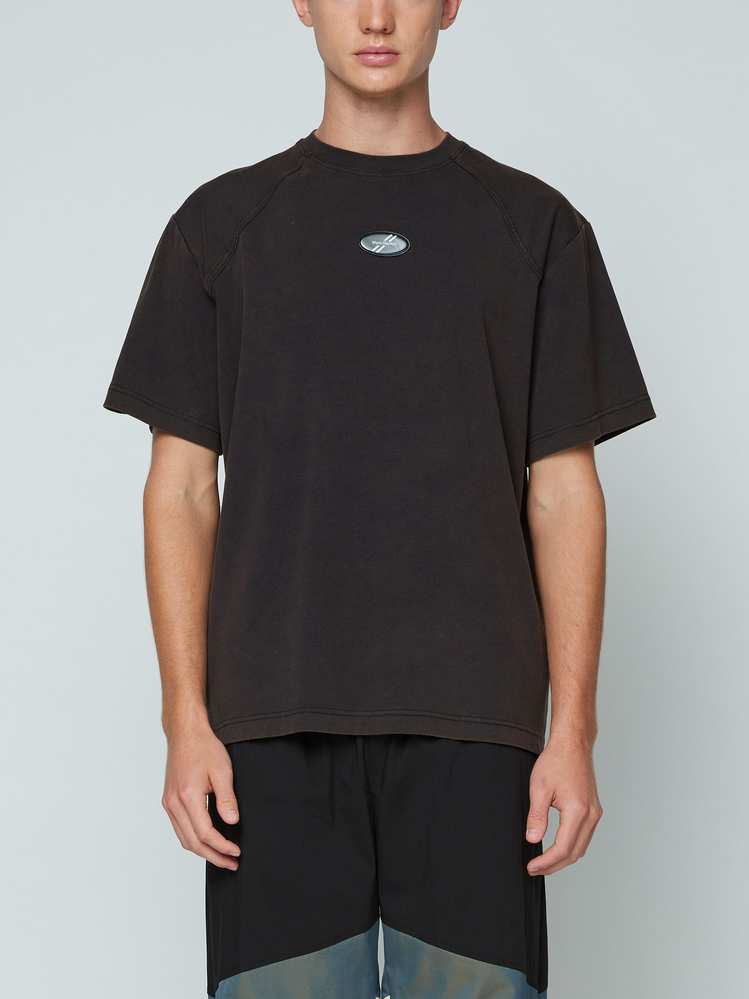 Mens Resin Emblem T-shirt Black – Wynn Hamlyn