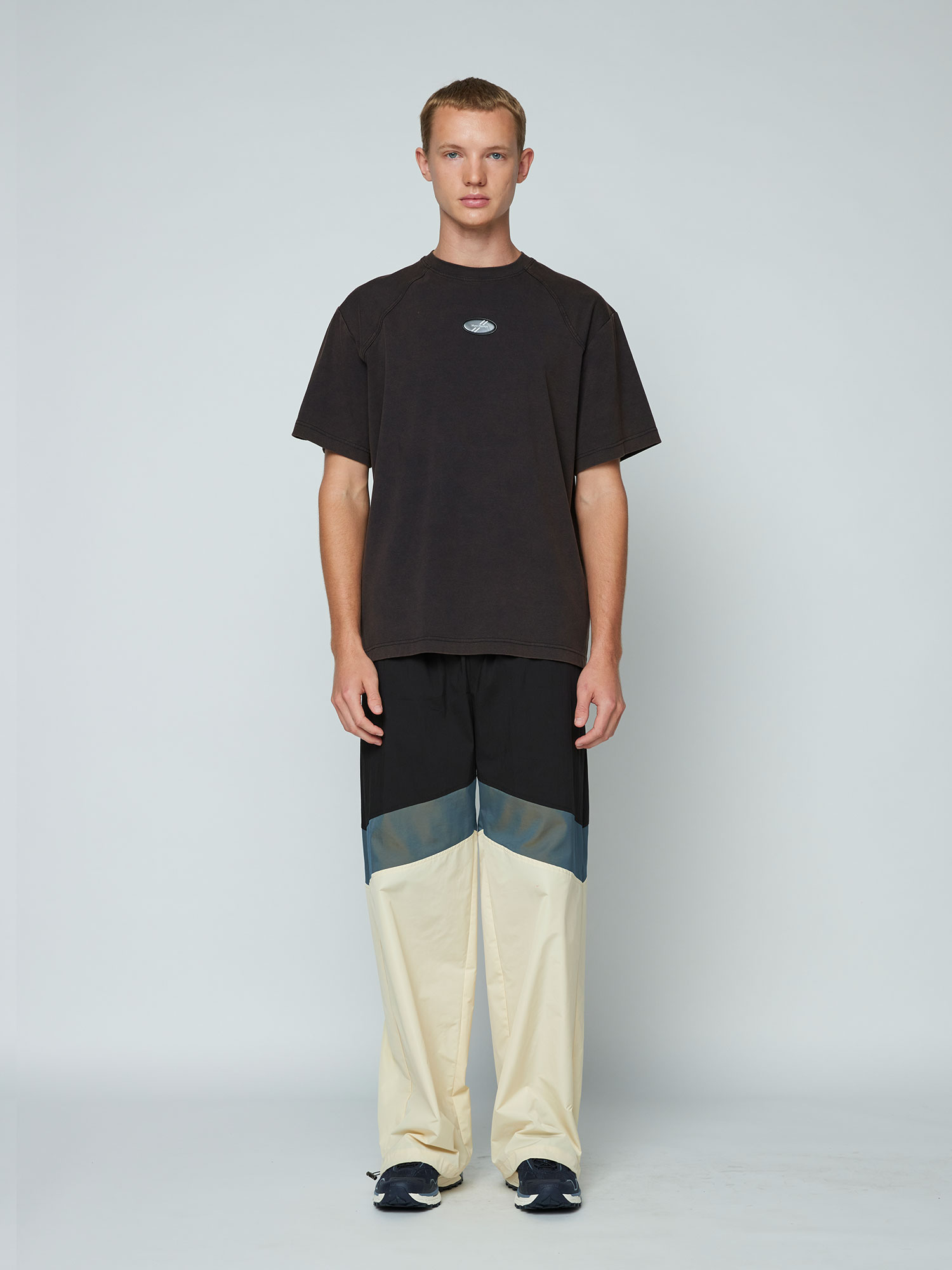 Mens Resin Emblem T-shirt Black – Wynn Hamlyn